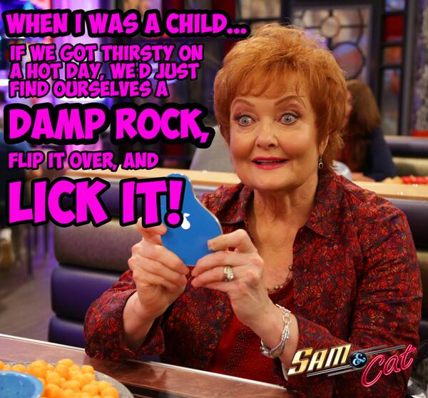 Image Nona Holding A Pearphone Sam And Cat Wiki Fandom Powered By Wikia