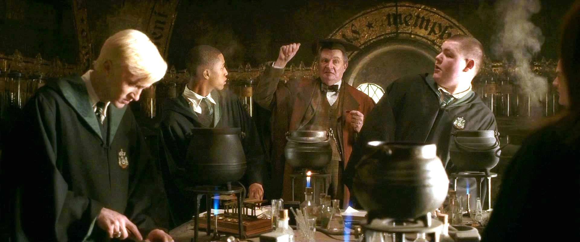 Datei:Slughorn Slytherins.jpg | Harry-Potter-Lexikon | Fandom powered ...